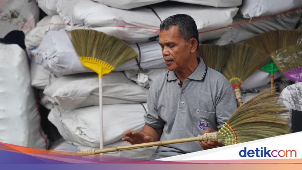 Olah Rumput Rayung Jadi Sapu, Perajin Ini Kantongi Omzet Rp 500 Juta/Bulan