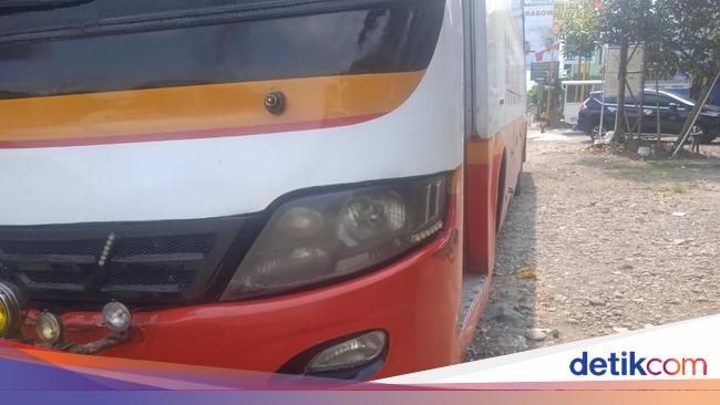Mobil Serempet Bus di Sedayu Bantul gegara Tak Sabar Jalan Saat Lampu Hijau