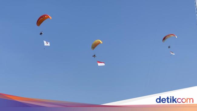 Atraksi Paramotoring Meriahkan Perayaan HUT Ke-78 Korps Brimob Polri