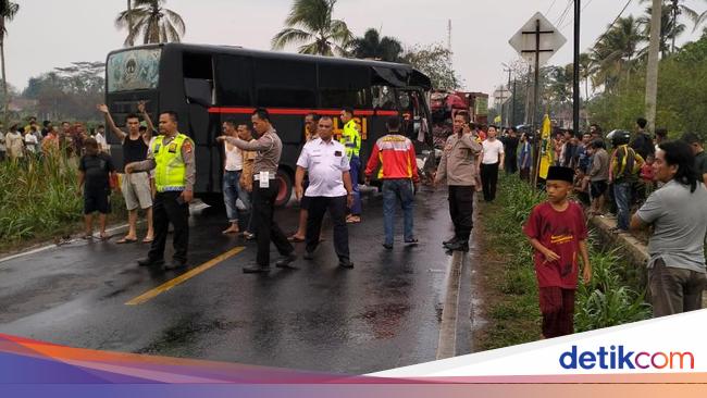 Bus Brimob vs Truk LPG, 6 Orang Luka