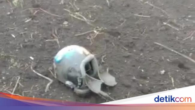 Helm Diduga Milik Awak Pesawat Latih TNI AU yang Jatuh Ditemukan Warga