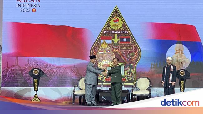 Prabowo Serahkan Estafet Keketuaan ADMM 2024 ke Menhan Laos