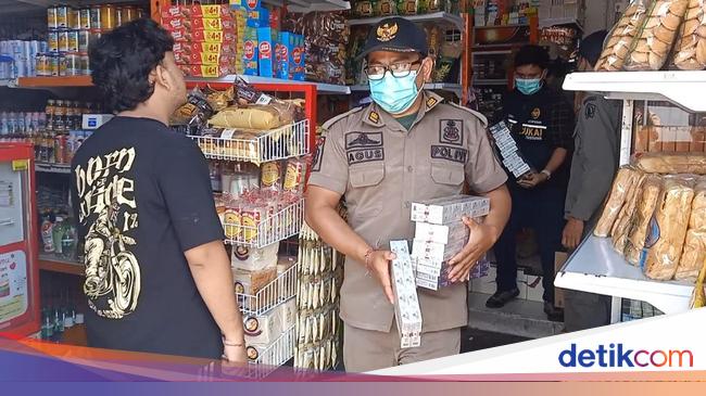 Satpol PP-Bea Cukai Sita 500 Rokok Ilegal dari 15 Toko di Jembrana