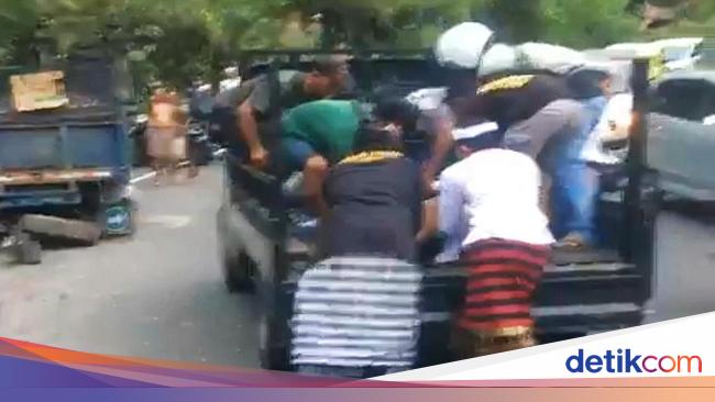 Minibus Rem Blong Tabrak Pikap di Karangasem, 6 Pemedek Tewas Terjepit Minibus Rem Blong Tabrak Pikap di Karangasem, 6 Pemedek Tewas Terjepit