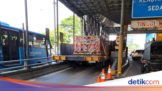Truk Kontainer Tersangkut di Gerbang Tol Slipi Arah Tomang