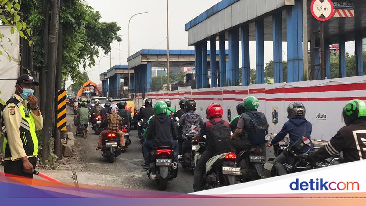 Galian di Jl TB Simatupang Belum Kelar-kelar, Pemotor Keluhkan Macet!