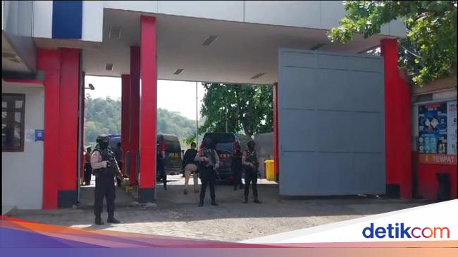 29 Napi Terorisme Dipindahkan Ke Lapas Super Maximum Nusakambangan 29 Napi Terorisme Dipindahkan Ke Lapas Super Maximum Nusakambangan