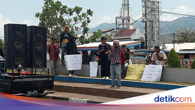 Kunker ke Flores Timur, Ayodhia Kalake Putar Balik Diadang Pendemo