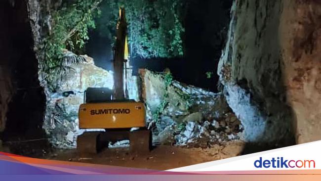Potret Jalan Poros Makassar-Bone di Camba Tertutup Longsoran Batu
