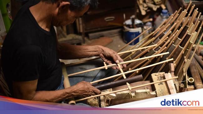 Menilik Pembuatan Angklung Daeng Soetigna di Bale Angklung Bandung