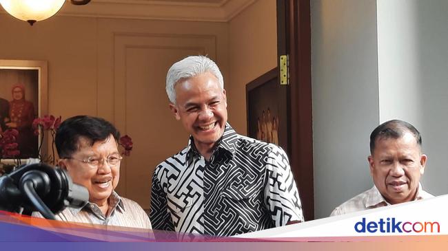 Momen Ganjar Senyum Semringah Ditunggu Jusuf Kalla di Depan Rumah Momen Ganjar Senyum Semringah Ditunggu Jusuf Kalla di Depan Rumah