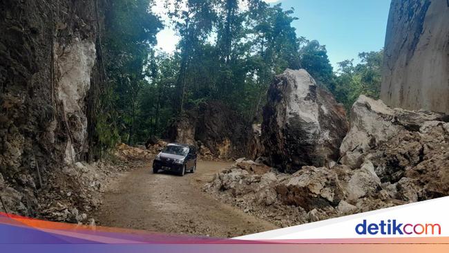 Longsoran Batu di Camba Dibersihkan, Jalur Poros Makassar-Bone Kembali ...