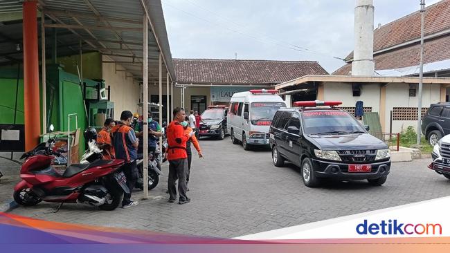 11 Ambulans Pemkot Surabaya Jemput Jenazah Korban Tertabrak KA di Lumajang