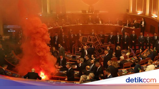 Bom Asap Warnai Sidang Parlemen Albania