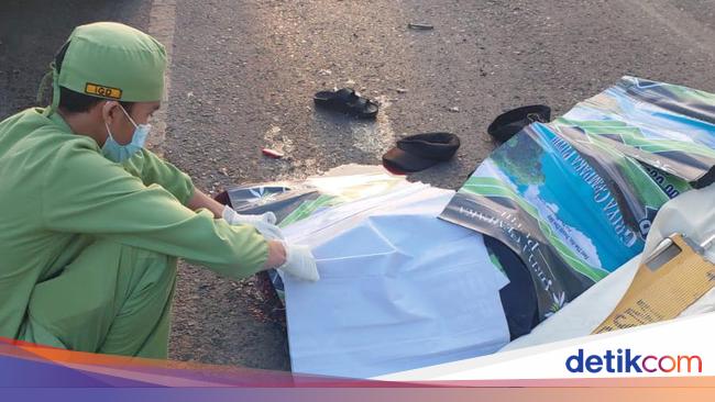 Truk Tronton Pecah Ban Tabrak Motor di Jalur Nasional Lamongan, 1 Tewas