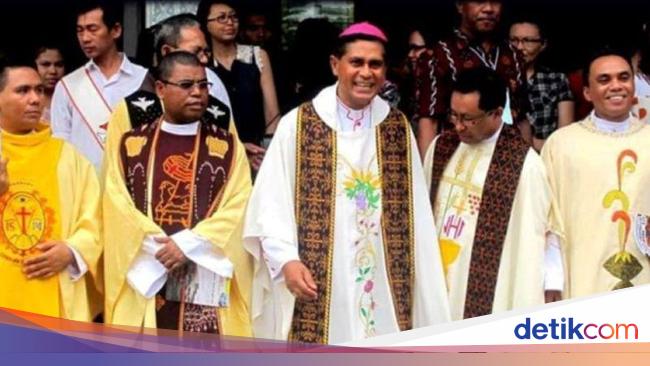 Profil Uskup Agung Ende Mgr. Vincentius Sensi Potokota yang Wafat