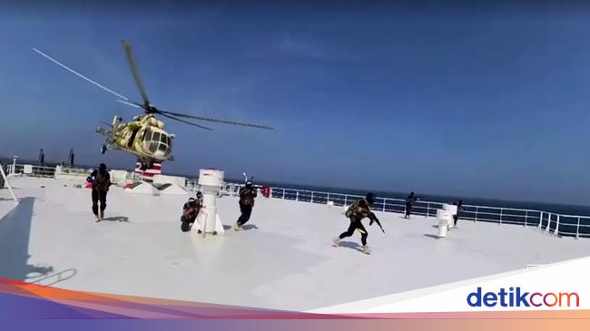 Diserang Proyektil dari Yaman, Kapal Kargo Terbakar di Laut Merah