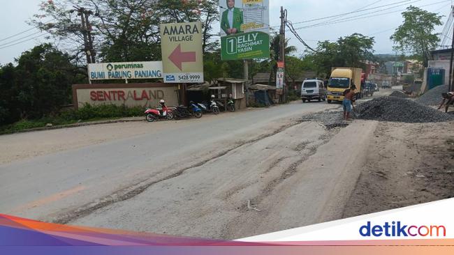 Pantas Didemo, Separah Ini Kondisi Jalan di Parung Panjang