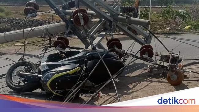 Tiang Listrik Roboh Timpa Pengendara Motor, 1 Orang Kritis