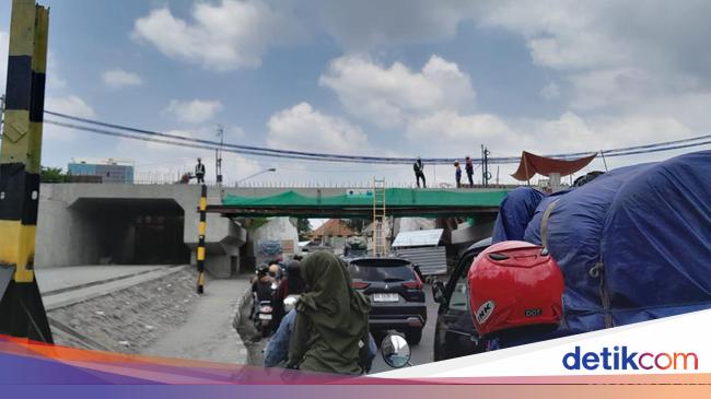 Ada Pemasangan Rambu di Viaduk Gilingan Solo, Arus Lalin Macet Siang Ini