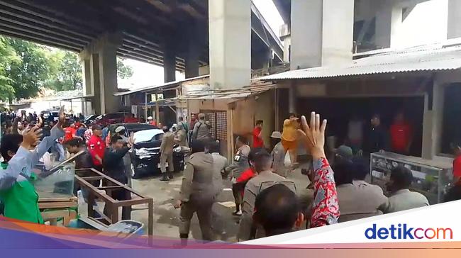 Ormas PBB Klaim Mau Bongkar Sendiri Lapak di Ciawi Sebelum Kericuhan Pecah Ormas PBB Klaim Mau Bongkar Sendiri Lapak di Ciawi Sebelum Kericuhan Pecah