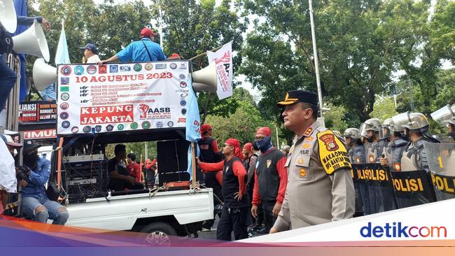 Alasan Polisi Bubarkan Demo UMP di Balai Kota DKI: Buruh Rusak Pagar Alasan Polisi Bubarkan Demo UMP di Balai Kota DKI: Buruh Rusak Pagar