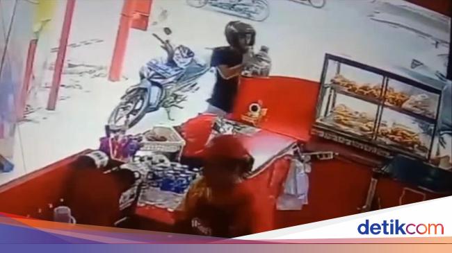Pria di Jambi Terekam Curi Kotak Amal Restoran, Modus Pura-pura Jadi Pembeli