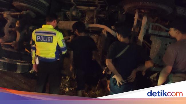 Truk Molen Tabrak Pagar Kantor BRIN di Bogor, Sopir Terluka
