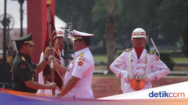 Momen Laksamana Yudo Serahkan Jabatan Panglima TNI ke Jenderal Agus Momen Laksamana Yudo Serahkan Jabatan Panglima TNI ke Jenderal Agus
