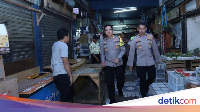 Cek Pasar Mampang, Wakapolres Jaksel Minta Pedagang Lapor Jika Diganggu ...