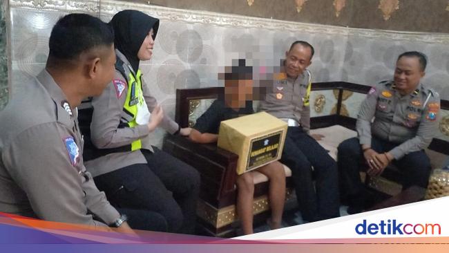 Nasihat Polisi pada Dua Bocah SD Sampang Nekat Naik Motor ke Jakarta Nasihat Polisi pada Dua Bocah SD Sampang Nekat Naik Motor ke Jakarta