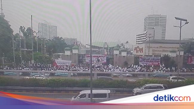 Jalan Depan DPR Dipenuhi Massa Demo, TransJ Arah Slipi Dialihkan ke Tol