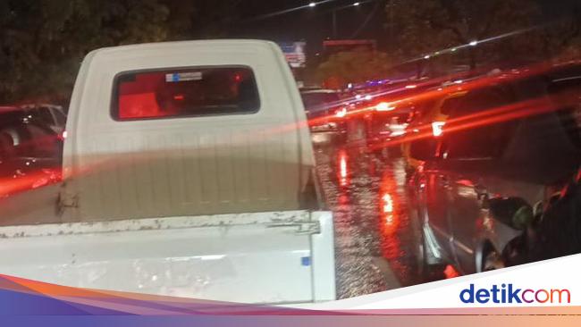 Jalan Urip Sumoharjo-Perintis Makassar Macet Parah, Kendaraan Mengular 2 Km