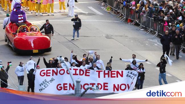 Parade Thanksgiving di AS Diwarnai Demo Pro-Palestina