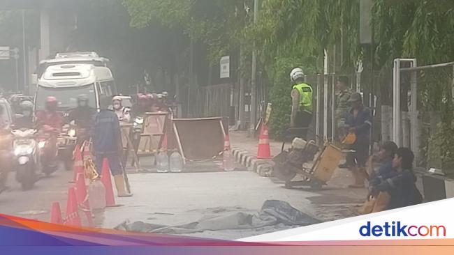 Ada Perbaikan Jalan di Depan RS Harapan Kita, Lalin Arah Semanggi Padat