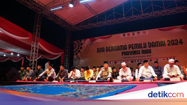 Polda Riau Gelar Salat Subuh dan Doa Bersama Pemilu 2024 Damai Polda Riau Gelar Salat Subuh dan Doa Bersama Pemilu 2024 Damai