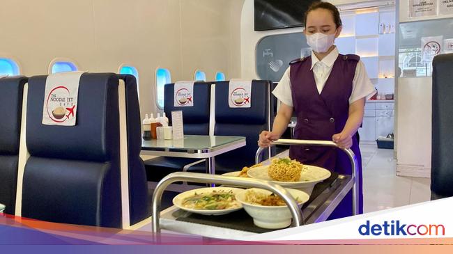 The Noodle Jet Cafe: Makan Mie Serasa di Pesawat, Dilayani 'Pramugari'!