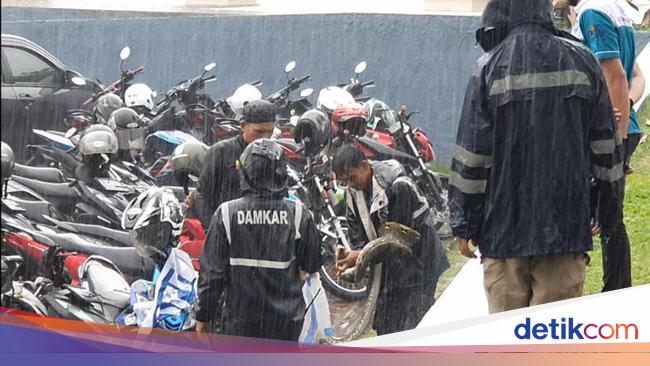 Geger Kemunculan Piton 3 Meter Saat Demo Buruh di Sukabumi Geger Kemunculan Piton 3 Meter Saat Demo Buruh di Sukabumi