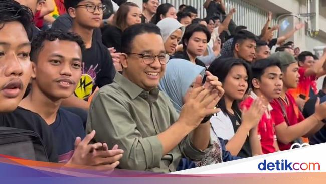 Anies Bagikan Momen Nonton Pildun U-17 di JIS yang Delay karena Tergenang