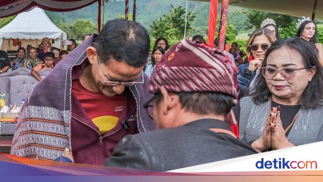 Kunjungi Desa Wisata Meat, Sandiaga Dikalungi Ulos Ragi Hotang Sarat Makna