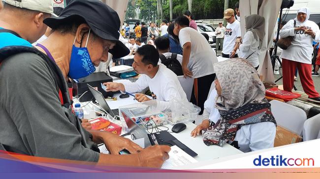 Booth KPU di Area CFD Dipadati Warga yang Ingin Pindah Lokasi Memilih Booth KPU di Area CFD Dipadati Warga yang Ingin Pindah Lokasi Memilih