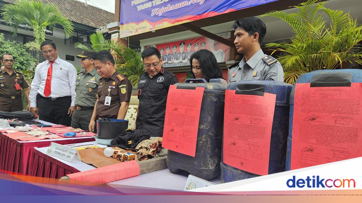 Kejari Klungkung Bakar Barang Bukti Sabu-Hancurkan HP