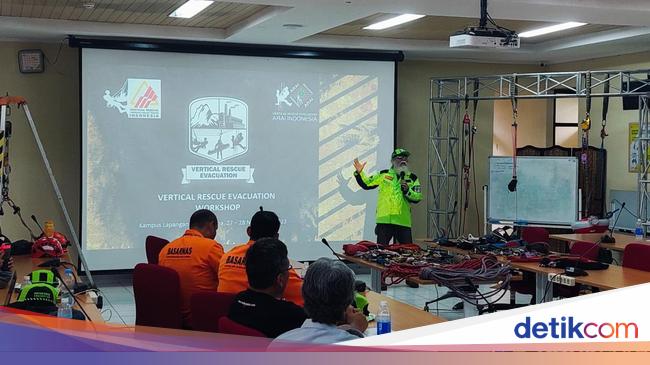 Siaga Hadapi Bencana Hidrometeorologi Dengan Operasi Vertical Rescue