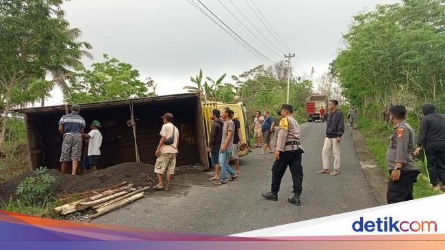 Patah As Roda, Truk Muatan Pasir Terguling di Tanjakan Tompak Kulon Progo