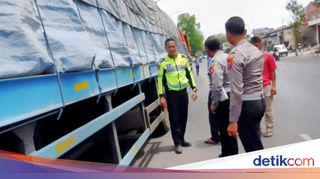 ASN Tewas Terlindas Trailer Muat 50 Ton Besi di Jalur Pantura Situbondo