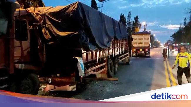 Truk Fuso Tabrak Tronton di Jalan Poros Lamongan, Sopir Terjepit