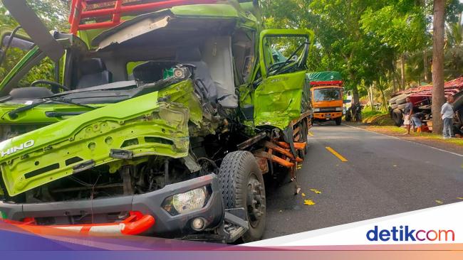 Tabrakan 2 Truk Tronton di Jalan Denpasar-Gilimanuk, Ringsek Berat