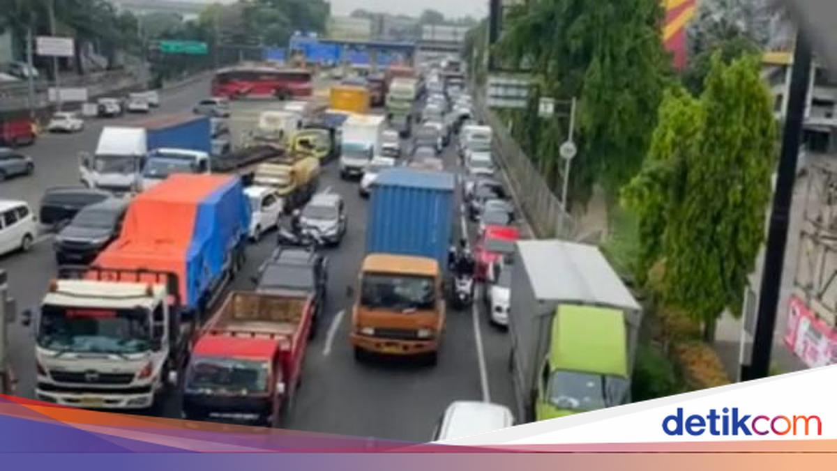 Jalan Ahmad Yani Diblokade Massa Demo, Exit Tol Bekasi Barat Macet