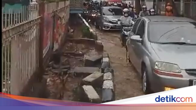 Jalan di Depan Pasar Induk Kramat Jati Sempat Tergenang, Lalin Macet