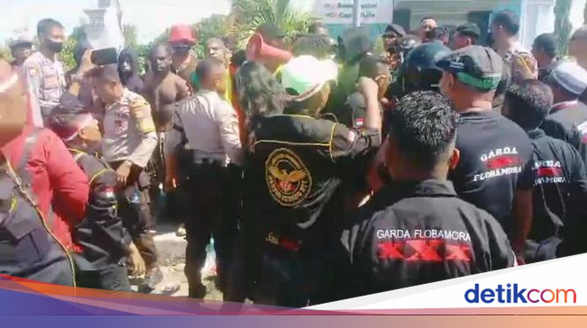 Demo Mahasiswa Papua di Kupang Ricuh, Dipukul Ormas-Ditangkap Polisi